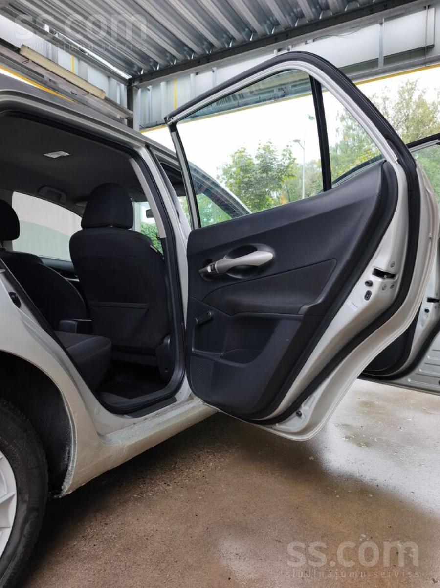 Grey Toyota Auris 2007 in Riga, with an engine capacity of 1.40 L and mileage of 310 thousand km for 2150 €, photo 13 on AUTOMOTO.COM.LV