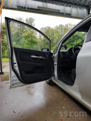 Grey Toyota Auris 2007 in Riga, with an engine capacity of 1.40 L and mileage of 310 thousand km for 2150 €, photo 15 on AUTOMOTO.COM.LV