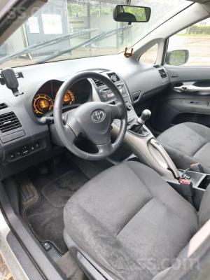 Grey Toyota Auris 2007 in Riga, with an engine capacity of 1.40 L and mileage of 310 thousand km for 2150 €, photo 21 on AUTOMOTO.COM.LV