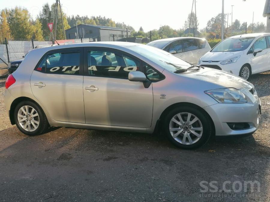 Grey Toyota Auris 2007 in Valmiera, with an engine capacity of 2.20 L and mileage of 368 thousand km for 2250 €, photo 6 on AUTOMOTO.COM.LV