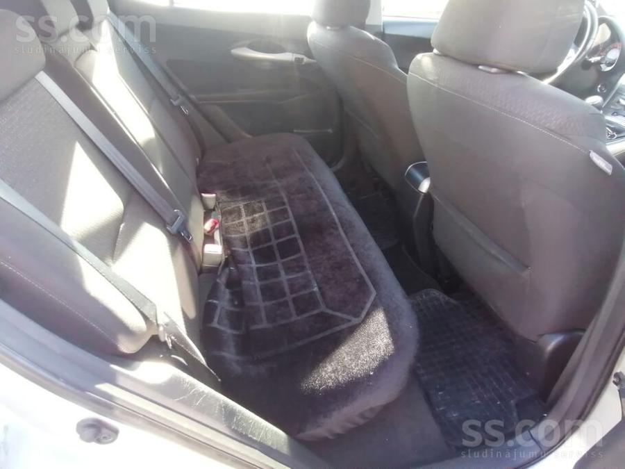 Grey Toyota Auris 2007 in Valmiera, with an engine capacity of 2.20 L and mileage of 368 thousand km for 2250 €, photo 13 on AUTOMOTO.COM.LV