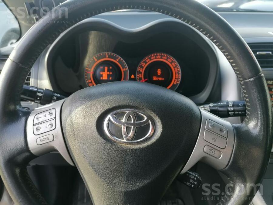 Grey Toyota Auris 2007 in Valmiera, with an engine capacity of 2.20 L and mileage of 368 thousand km for 2250 €, photo 17 on AUTOMOTO.COM.LV
