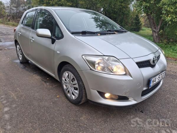 Toyota Auris 2007 in Valmiera on AUTOMOTO.COM.LV Grey Toyota Auris 2007 in Valmiera, with an engine capacity of 1.40 L and mileage of 220 thousand km for 1950 €, photo 3 on AUTOMOTO.COM.LV