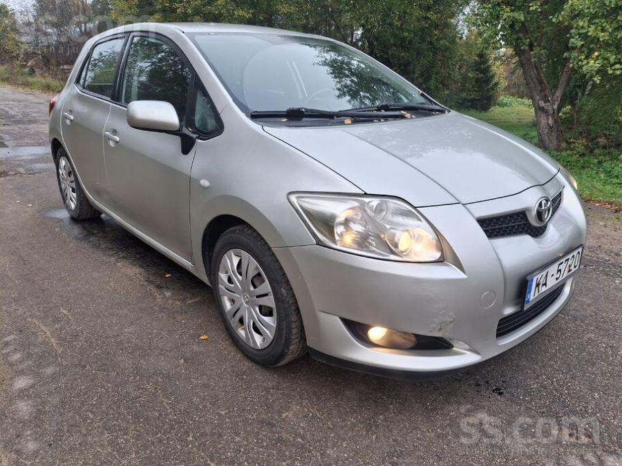 Grey Toyota Auris 2007 in Valmiera, with an engine capacity of 1.40 L and mileage of 220 thousand km for 1950 €, photo 3 on AUTOMOTO.COM.LV