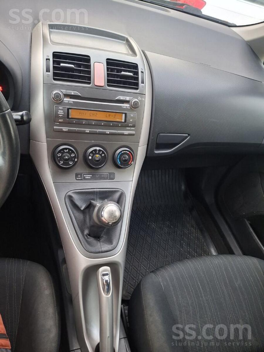 Grey Toyota Auris 2007 in Valmiera, with an engine capacity of 1.40 L and mileage of 220 thousand km for 1950 €, photo 10 on AUTOMOTO.COM.LV