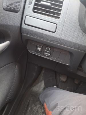 Grey Toyota Auris 2007 in Valmiera, with an engine capacity of 1.40 L and mileage of 220 thousand km for 1950 €, photo 11 on AUTOMOTO.COM.LV