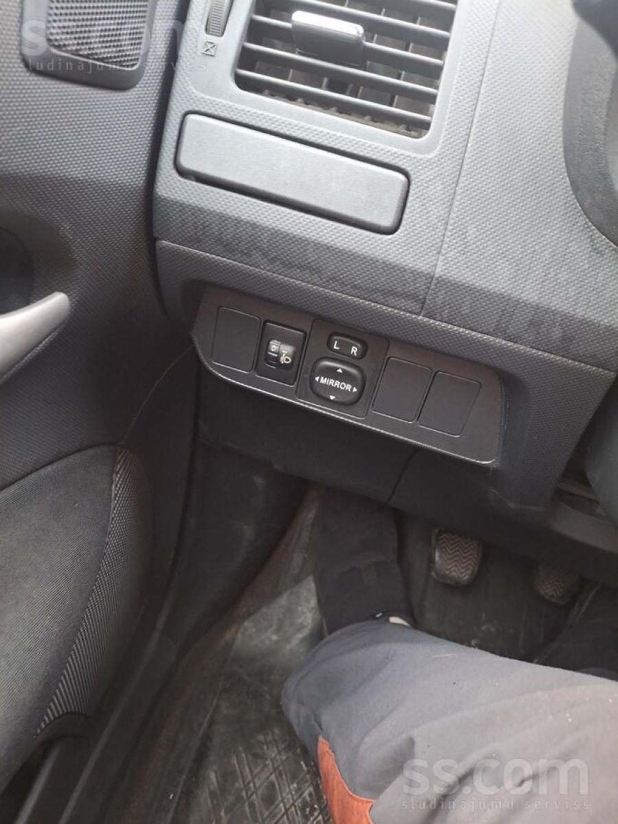 Grey Toyota Auris 2007 in Valmiera, with an engine capacity of 1.40 L and mileage of 220 thousand km for 1950 €, photo 11 on AUTOMOTO.COM.LV