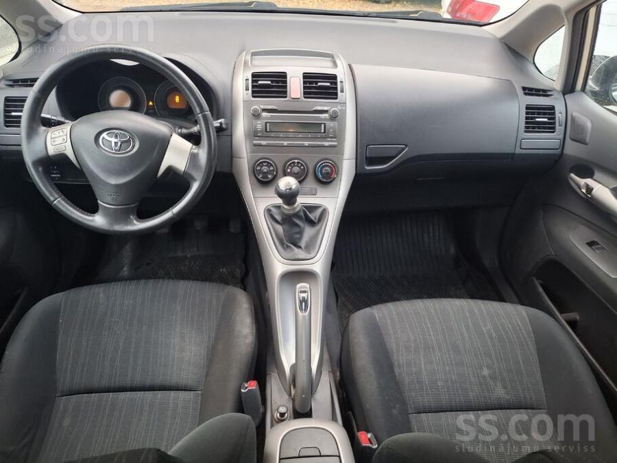 Grey Toyota Auris 2007 in Valmiera, with an engine capacity of 1.40 L and mileage of 220 thousand km for 1950 €, photo 12 on AUTOMOTO.COM.LV