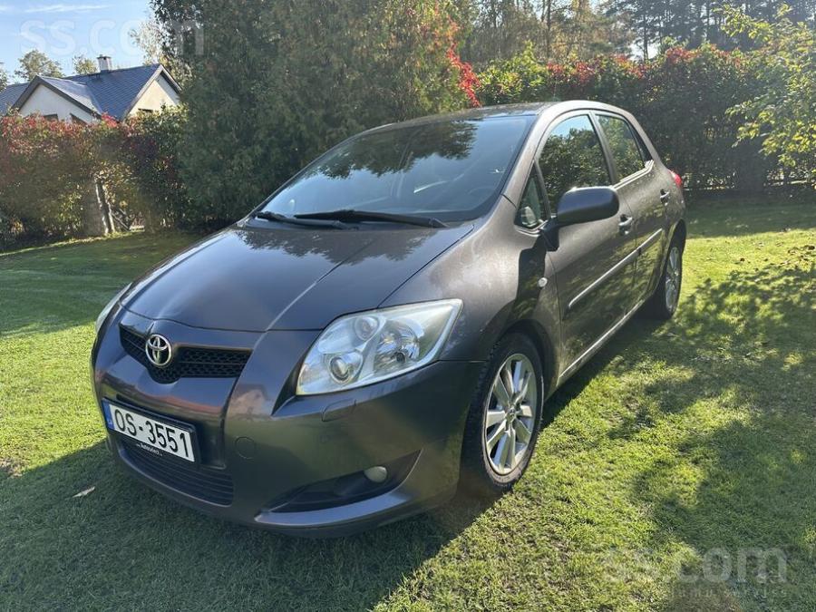 Pelēks Toyota Auris 2007 Rīga, ar dzinēja tilpumu 2.00 L un nobraukumu 341 tūkst. km par 2500 €, foto 1 vietnē AUTOMOTO.COM.LV