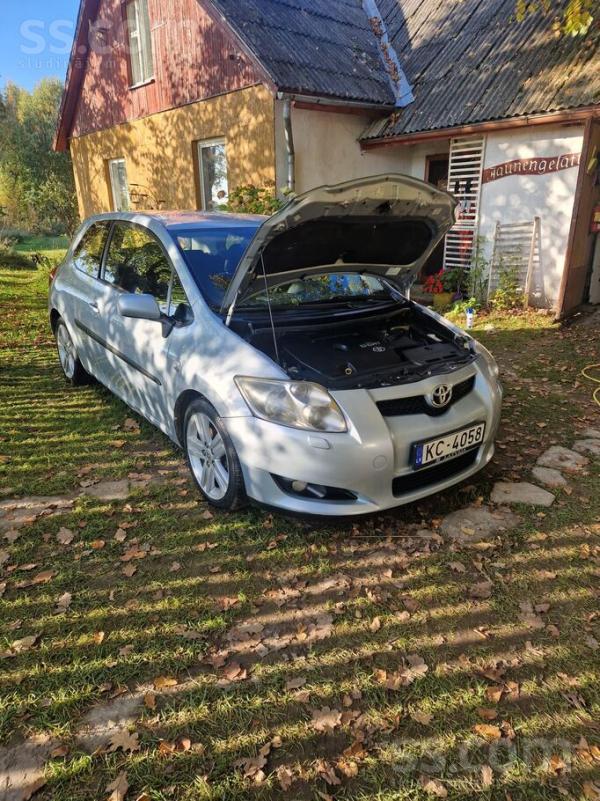 Grey Toyota Auris 2007 in Ogre, with an engine capacity of 2.20 L and mileage of 208 thousand km for 2400 €, photo 1 on AUTOMOTO.COM.LV