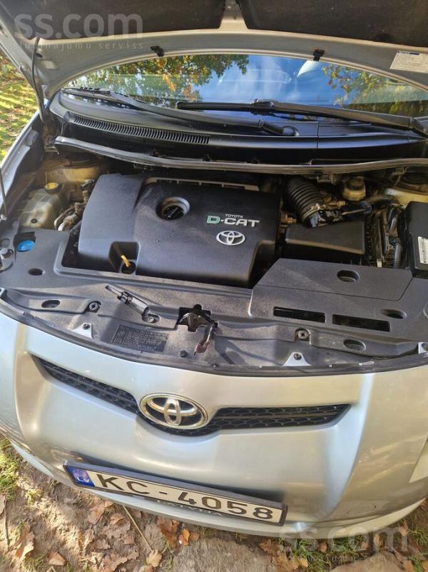 Grey Toyota Auris 2007 in Ogre, with an engine capacity of 2.20 L and mileage of 208 thousand km for 2400 €, photo 3 on AUTOMOTO.COM.LV