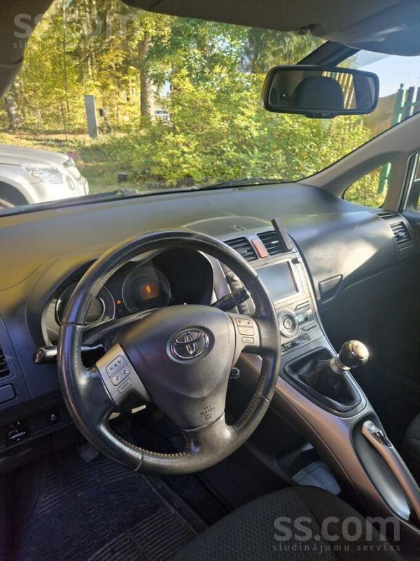 Grey Toyota Auris 2007 in Ogre, with an engine capacity of 2.20 L and mileage of 208 thousand km for 2400 €, photo 4 on AUTOMOTO.COM.LV