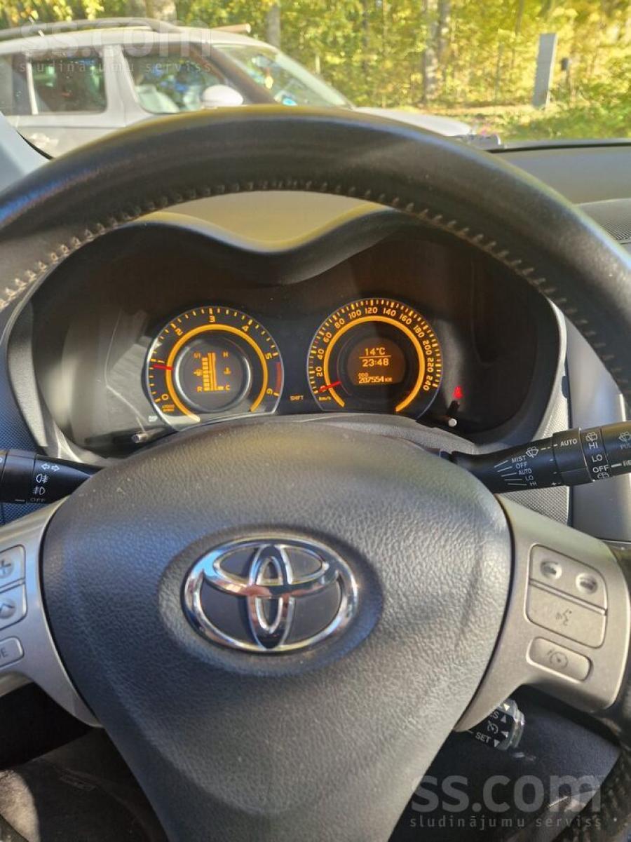 Grey Toyota Auris 2007 in Ogre, with an engine capacity of 2.20 L and mileage of 208 thousand km for 2400 €, photo 5 on AUTOMOTO.COM.LV