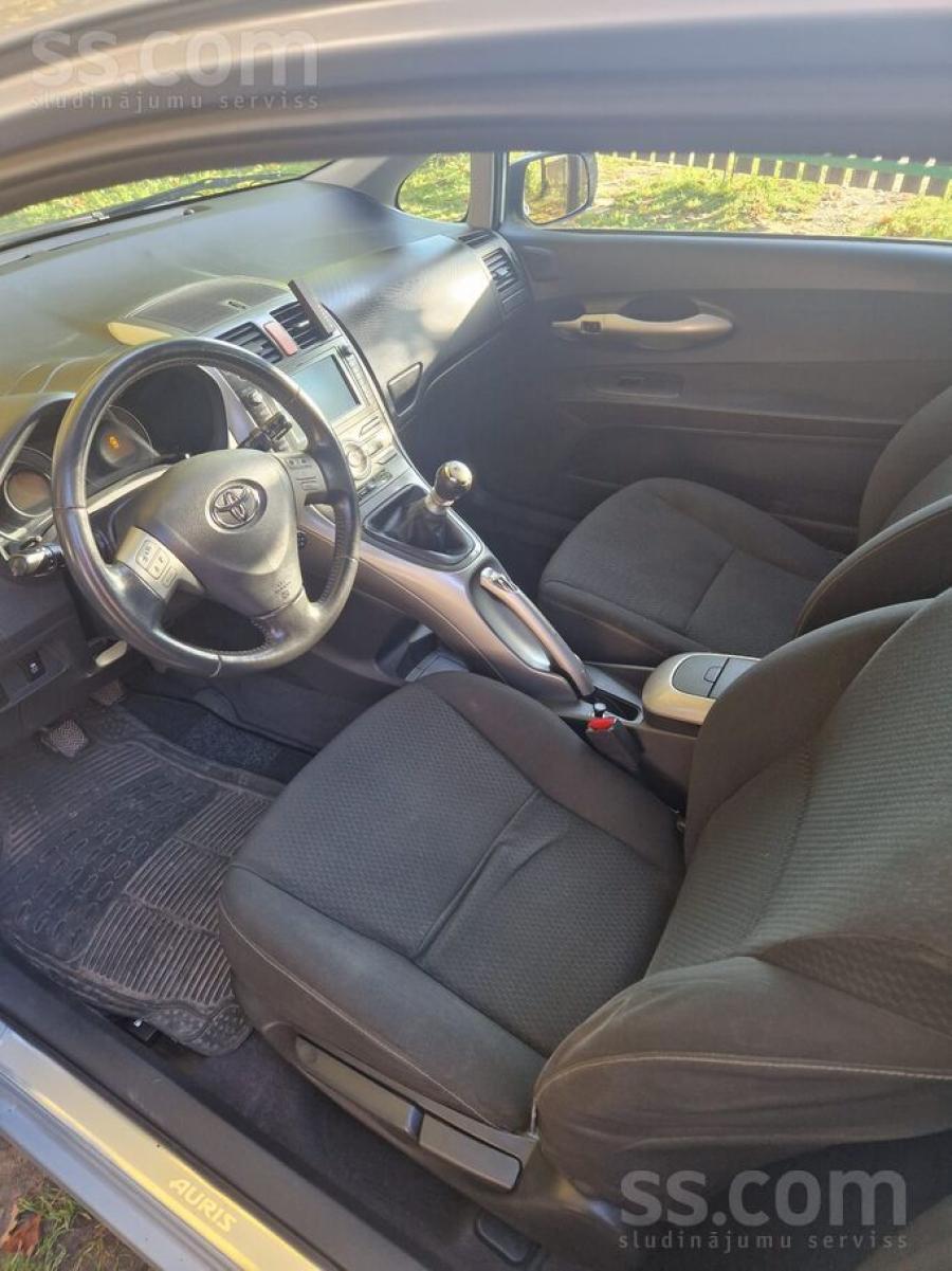 Grey Toyota Auris 2007 in Ogre, with an engine capacity of 2.20 L and mileage of 208 thousand km for 2400 €, photo 7 on AUTOMOTO.COM.LV