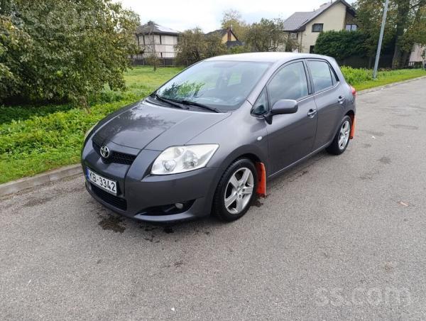 Pelēks Toyota Auris 2007 Rīga, ar dzinēja tilpumu 2.00 L un nobraukumu 322 tūkst. km par 2400 €, foto 1 vietnē AUTOMOTO.COM.LV