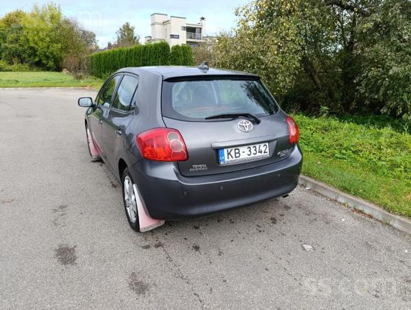 Pelēks Toyota Auris 2007 Rīga, ar dzinēja tilpumu 2.00 L un nobraukumu 322 tūkst. km par 2400 €, foto 3 vietnē AUTOMOTO.COM.LV