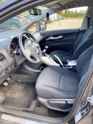 Grey Toyota Auris 2007 in Silute, with an engine capacity of 2.00 L and mileage of 350 thousand km for 3200 €, photo 13 on AUTOMOTO.COM.LV