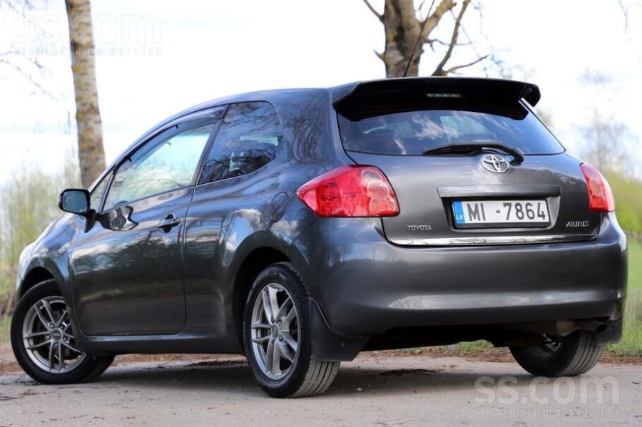Grey Toyota Auris 2008 in Tukums, with an engine capacity of 1.60 L and mileage of 325 thousand km for 1700 €, photo 5 on AUTOMOTO.COM.LV