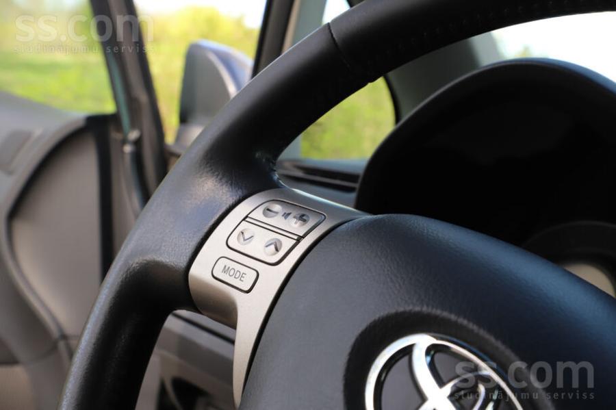 Grey Toyota Auris 2008 in Tukums, with an engine capacity of 1.60 L and mileage of 325 thousand km for 1700 €, photo 10 on AUTOMOTO.COM.LV