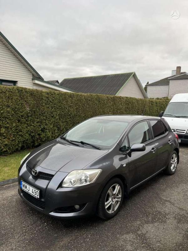 Grey Toyota Auris 2008 in Silale, with an engine capacity of 2.00 L and mileage of 288 thousand km for 2950 €, photo 2 on AUTOMOTO.COM.LV