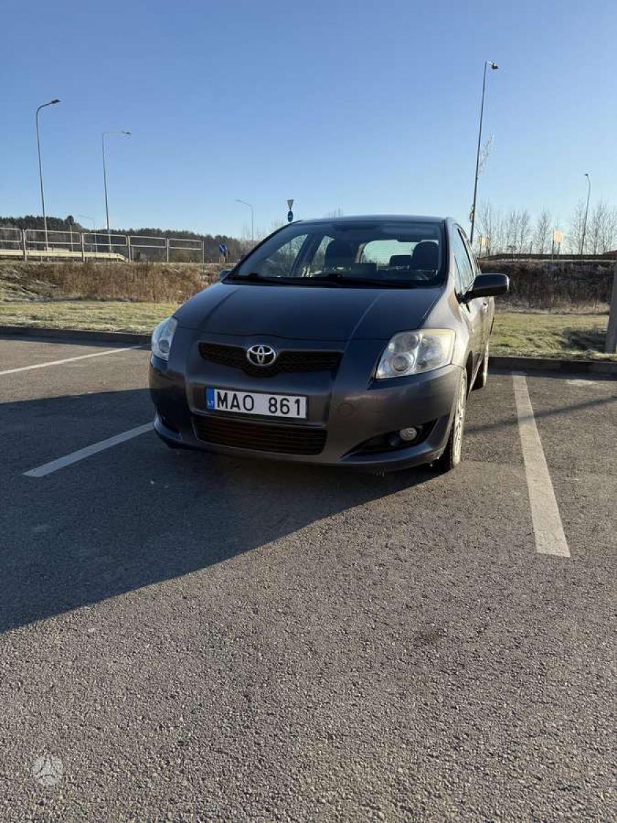 Pelēks Toyota Auris 2008 Viļņa, ar dzinēja tilpumu 2.23 L un nobraukumu 259 tūkst. km par 3200 €, foto 1 vietnē AUTOMOTO.COM.LV
