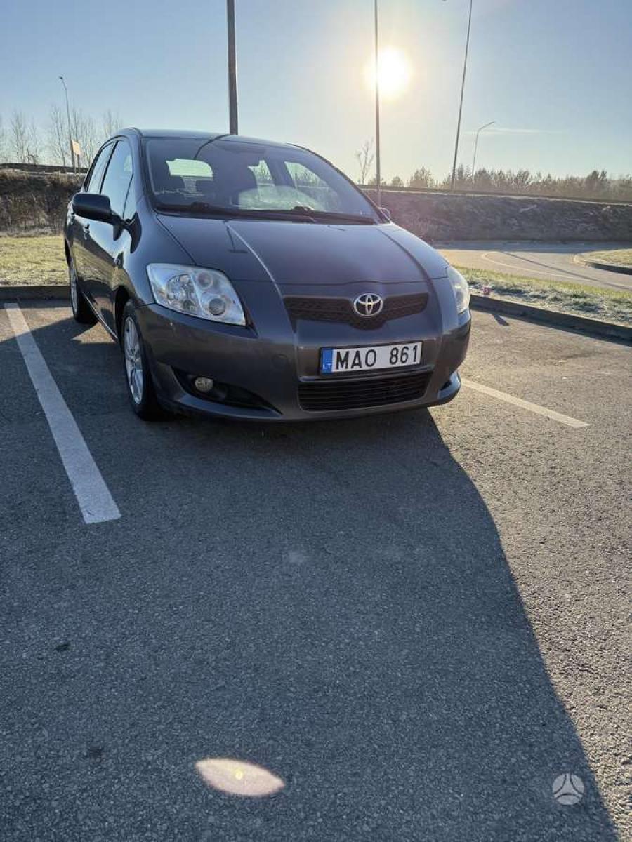 Pelēks Toyota Auris 2008 Viļņa, ar dzinēja tilpumu 2.23 L un nobraukumu 259 tūkst. km par 3200 €, foto 2 vietnē AUTOMOTO.COM.LV