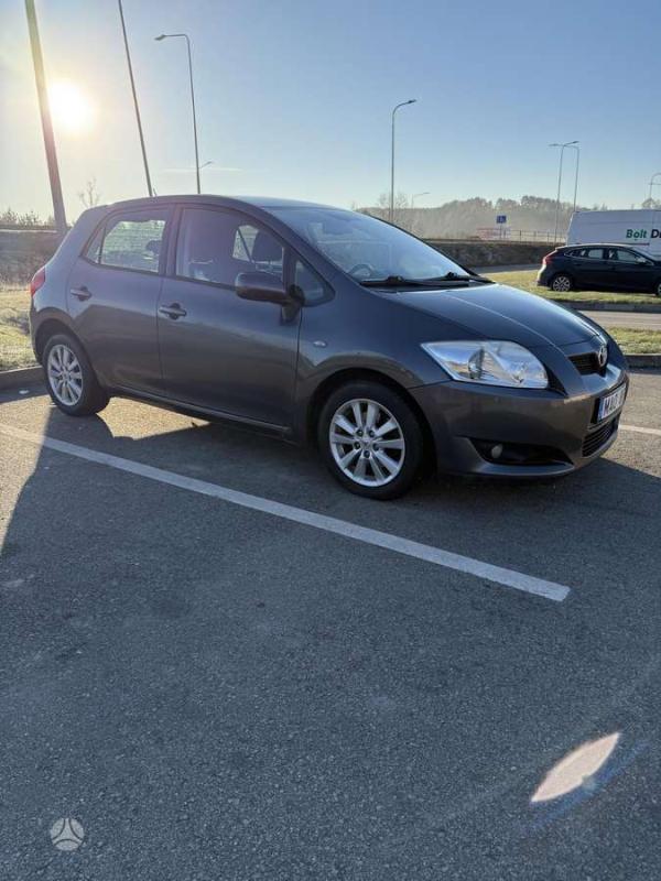 Pelēks Toyota Auris 2008 Viļņa, ar dzinēja tilpumu 2.23 L un nobraukumu 259 tūkst. km par 3200 €, foto 3 vietnē AUTOMOTO.COM.LV