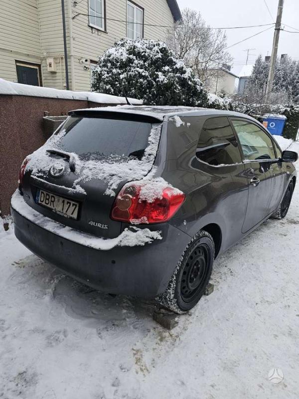 Pelēks Toyota Auris 2008 Kauņa, ar dzinēja tilpumu 1.36 L un nobraukumu 164 tūkst. km par 2500 €, foto 3 vietnē AUTOMOTO.COM.LV