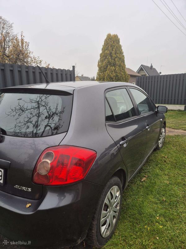 Grey Toyota Auris 2008 in Plunge, with an engine capacity of 1.40 L and mileage of 302 thousand km for 2350 €, photo 1 on AUTOMOTO.COM.LV