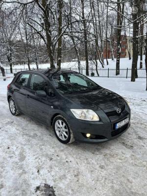Pelēks Toyota Auris 2008 Viļņa, ar dzinēja tilpumu 1.60 L un nobraukumu 244 tūkst. km par 3100 €, foto  vietnē AUTOMOTO.COM.LV