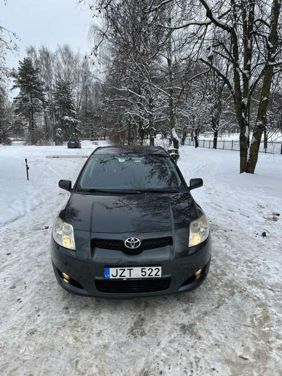 Pelēks Toyota Auris 2008 Viļņa, ar dzinēja tilpumu 1.60 L un nobraukumu 244 tūkst. km par 3100 €, foto 2 vietnē AUTOMOTO.COM.LV