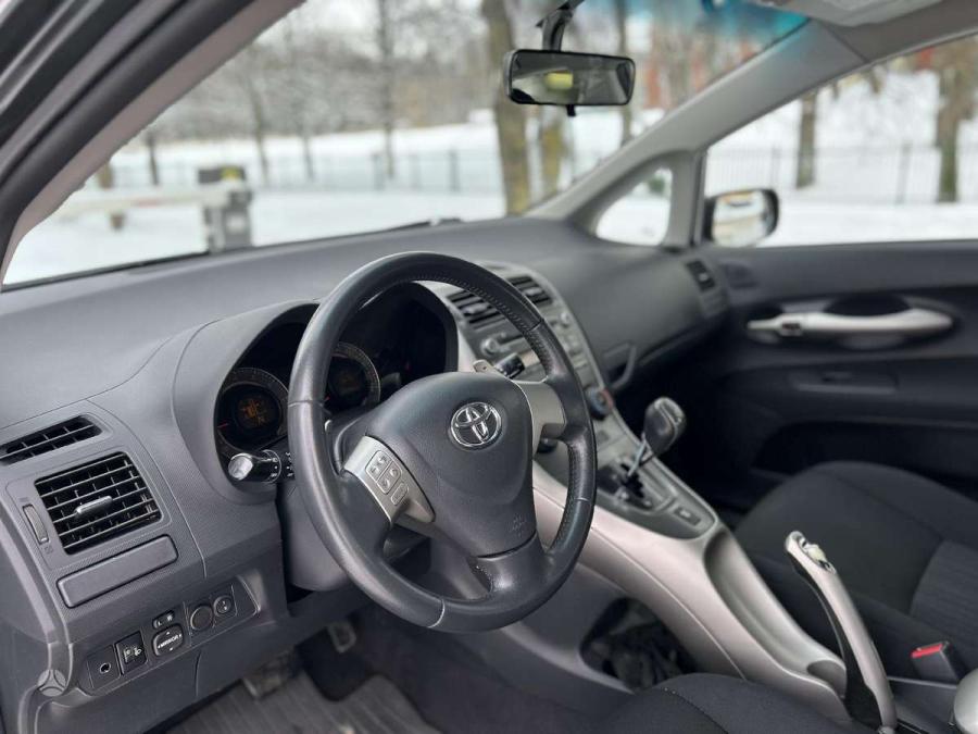 Pelēks Toyota Auris 2008 Viļņa, ar dzinēja tilpumu 1.60 L un nobraukumu 244 tūkst. km par 3100 €, foto 14 vietnē AUTOMOTO.COM.LV