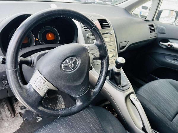 Pelēks Toyota Auris 2008 Klaipėda, ar dzinēja tilpumu 1.60 L un nobraukumu 208 tūkst. km par 3500 €, foto 9 vietnē AUTOMOTO.COM.LV