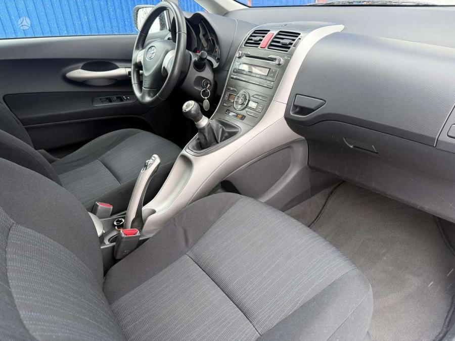 Grey Toyota Auris 2008 in Prienai, with an engine capacity of 1.60 L and mileage of 165 thousand km for 2650 €, photo 19 on AUTOMOTO.COM.LV