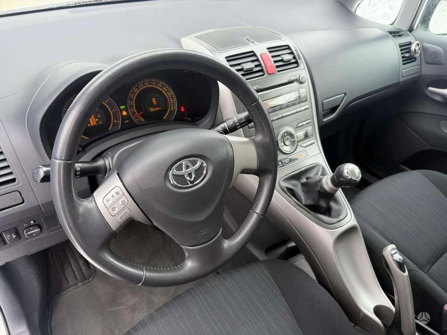 Grey Toyota Auris 2008 in Prienai, with an engine capacity of 1.60 L and mileage of 165 thousand km for 2650 €, photo 23 on AUTOMOTO.COM.LV