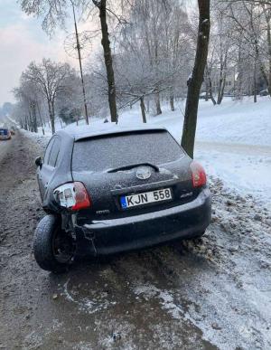 Grey Toyota Auris 2008 in Vilnius, with an engine capacity of 2.00 L and mileage of 281 thousand km for 1150 €, photo 2 on AUTOMOTO.COM.LV
