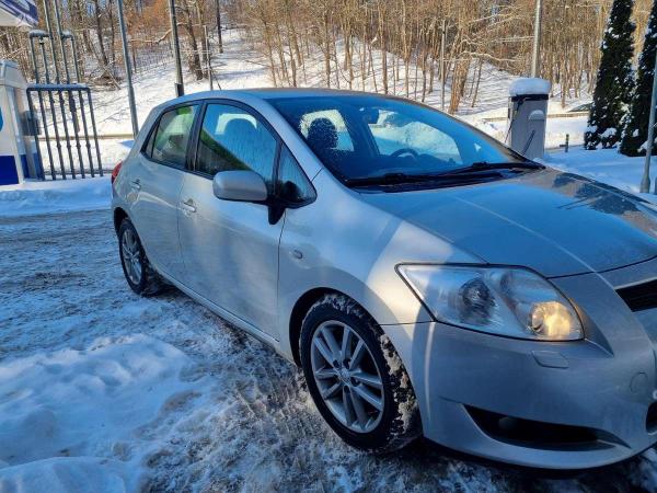 Grey Toyota Auris 2008 in Kaunas, with an engine capacity of 2.00 L and mileage of 263 thousand km for 2100 €, photo 1 on AUTOMOTO.COM.LV