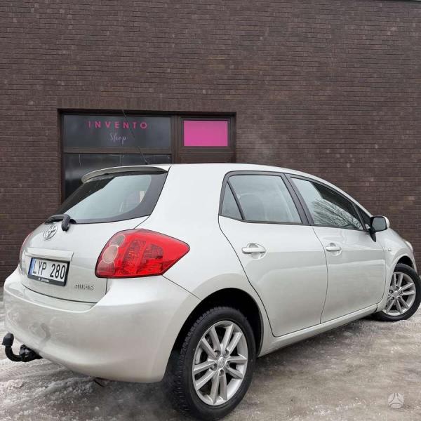 Pelēks Toyota Auris 2008 Kaišiadorys, ar dzinēja tilpumu 2.00 L un nobraukumu 263 tūkst. km par 2550 €, foto 10 vietnē AUTOMOTO.COM.LV