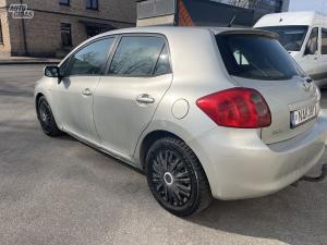 Pelēks Toyota Auris 2008 Viļņa, ar dzinēja tilpumu 2.00 L un nobraukumu 270 tūkst. km par 1200 €, foto 2 vietnē AUTOMOTO.COM.LV