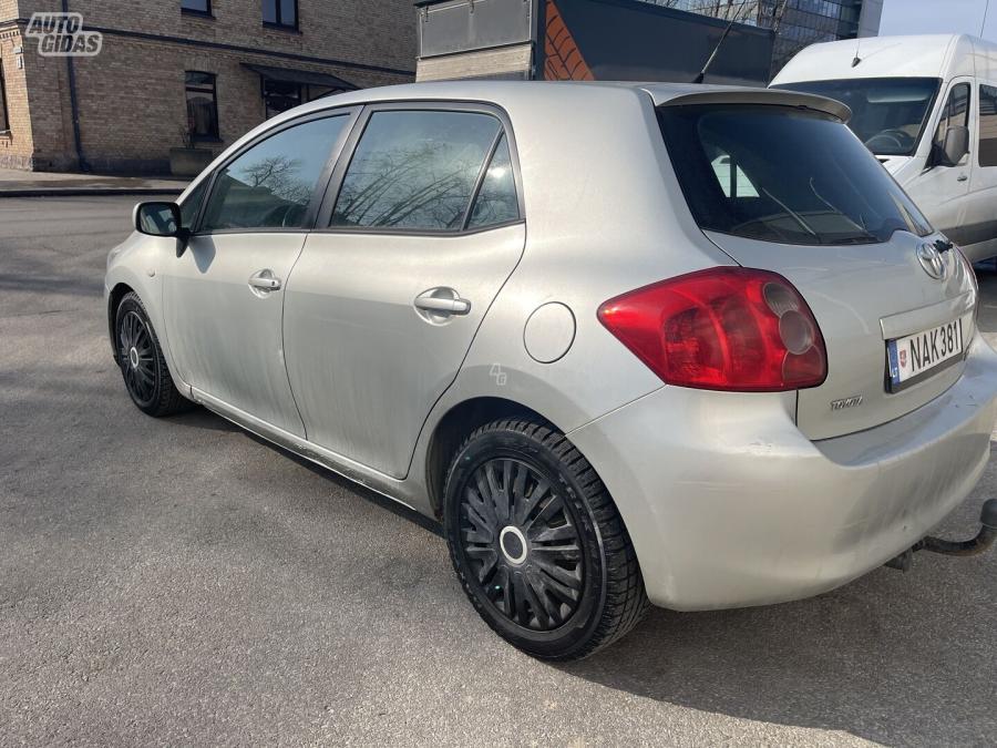Pelēks Toyota Auris 2008 Viļņa, ar dzinēja tilpumu 2.00 L un nobraukumu 270 tūkst. km par 1200 €, foto 2 vietnē AUTOMOTO.COM.LV