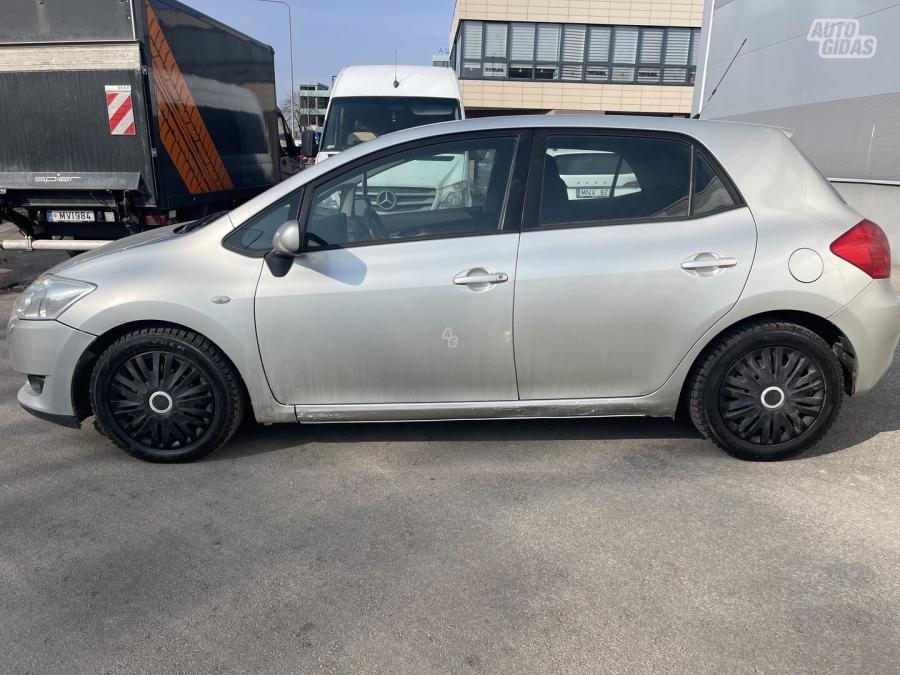 Pelēks Toyota Auris 2008 Viļņa, ar dzinēja tilpumu 2.00 L un nobraukumu 270 tūkst. km par 1200 €, foto 3 vietnē AUTOMOTO.COM.LV