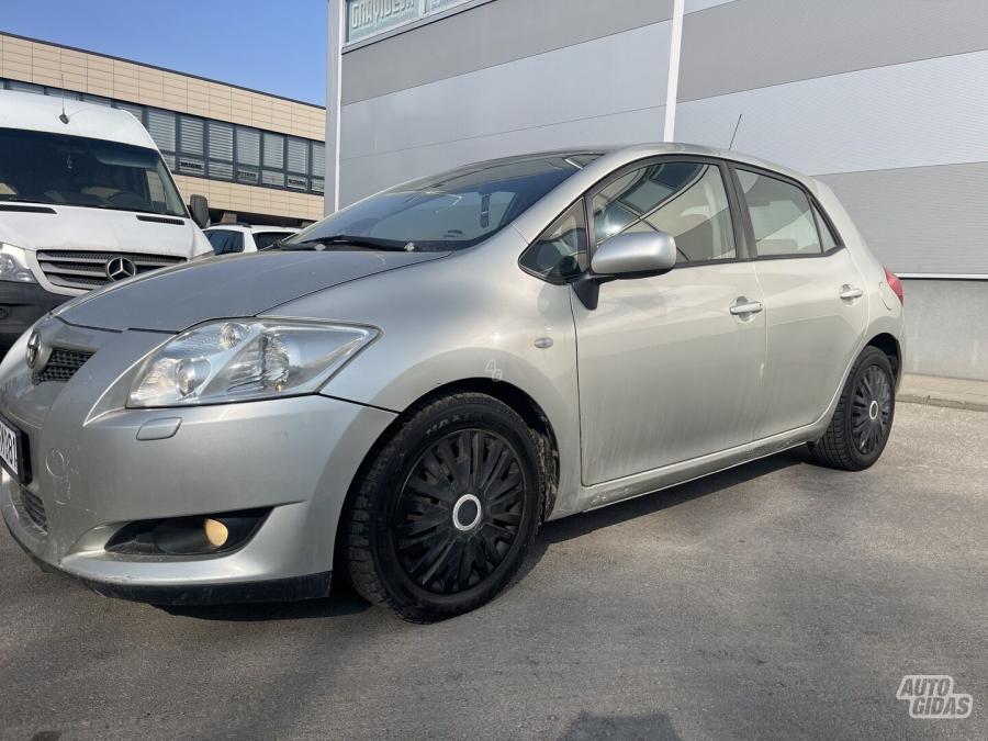 Pelēks Toyota Auris 2008 Viļņa, ar dzinēja tilpumu 2.00 L un nobraukumu 270 tūkst. km par 1200 €, foto 4 vietnē AUTOMOTO.COM.LV