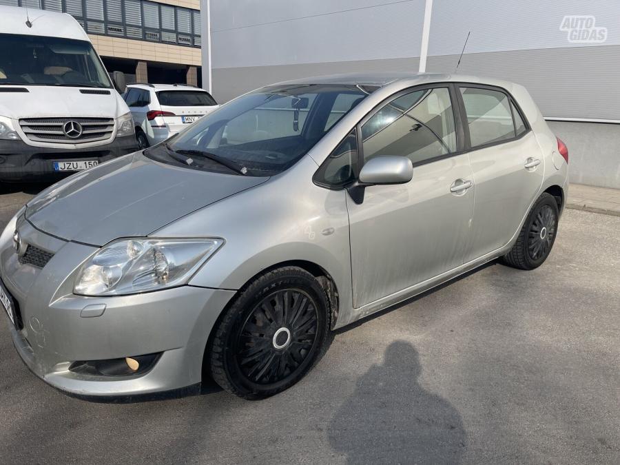 Pelēks Toyota Auris 2008 Viļņa, ar dzinēja tilpumu 2.00 L un nobraukumu 270 tūkst. km par 1200 €, foto 5 vietnē AUTOMOTO.COM.LV