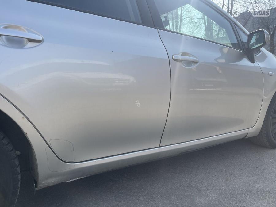 Pelēks Toyota Auris 2008 Viļņa, ar dzinēja tilpumu 2.00 L un nobraukumu 270 tūkst. km par 1200 €, foto 13 vietnē AUTOMOTO.COM.LV