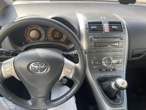Pelēks Toyota Auris 2008 Viļņa, ar dzinēja tilpumu 2.00 L un nobraukumu 270 tūkst. km par 1200 €, foto 29 vietnē AUTOMOTO.COM.LV