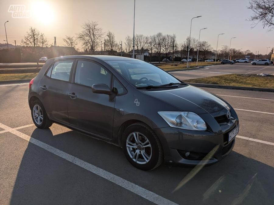 Pelēks Toyota Auris 2008 Kauņa, ar dzinēja tilpumu 1.40 L un nobraukumu 165 tūkst. km par 2400 €, foto 24 vietnē AUTOMOTO.COM.LV
