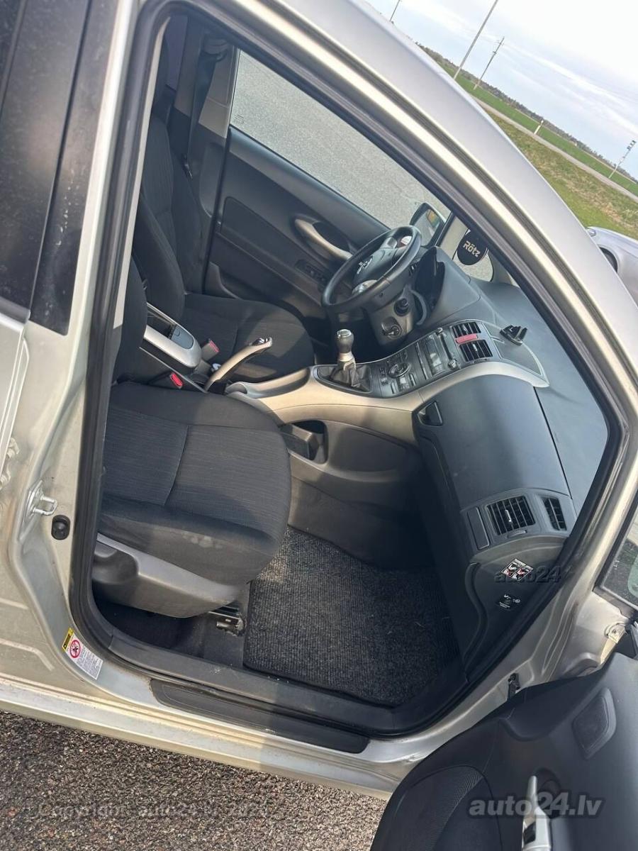 Pelēks Toyota Auris 2008 Mardu, ar dzinēja tilpumu 1.40 L un nobraukumu 426 tūkst. km par 1990 €, foto 9 vietnē AUTOMOTO.COM.LV