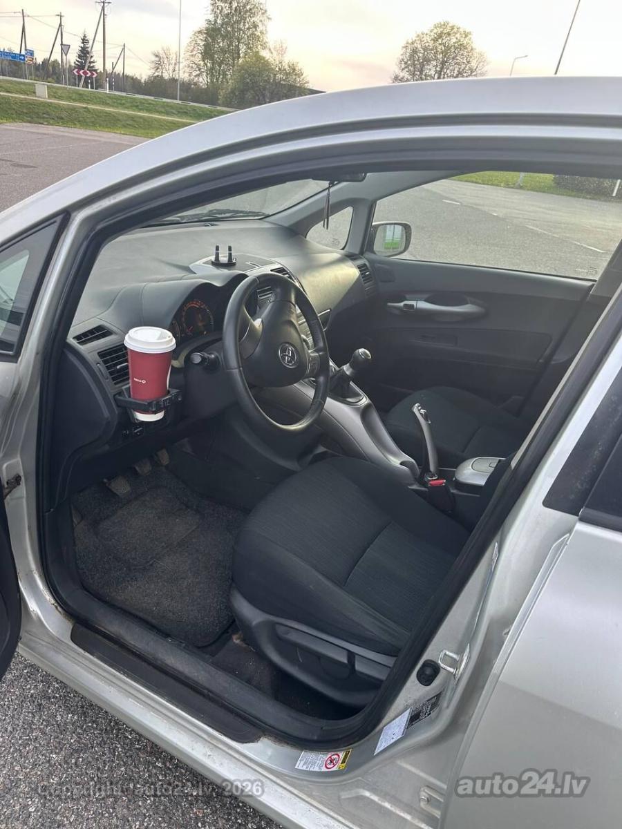 Pelēks Toyota Auris 2008 Mardu, ar dzinēja tilpumu 1.40 L un nobraukumu 426 tūkst. km par 1990 €, foto 10 vietnē AUTOMOTO.COM.LV