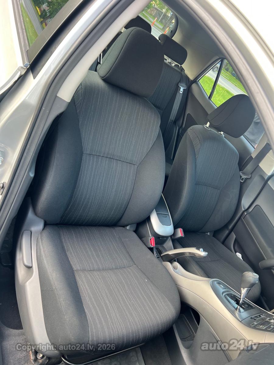 Grey Toyota Auris 2008 in Narva, with an engine capacity of 1.60 L and mileage of 369 thousand km for 1999 €, photo 17 on AUTOMOTO.COM.LV