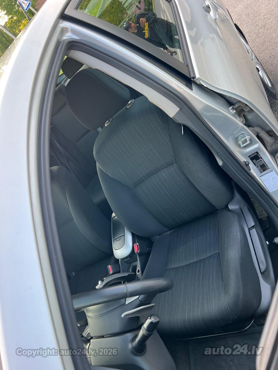 Grey Toyota Auris 2008 in Narva, with an engine capacity of 1.60 L and mileage of 369 thousand km for 1999 €, photo 18 on AUTOMOTO.COM.LV